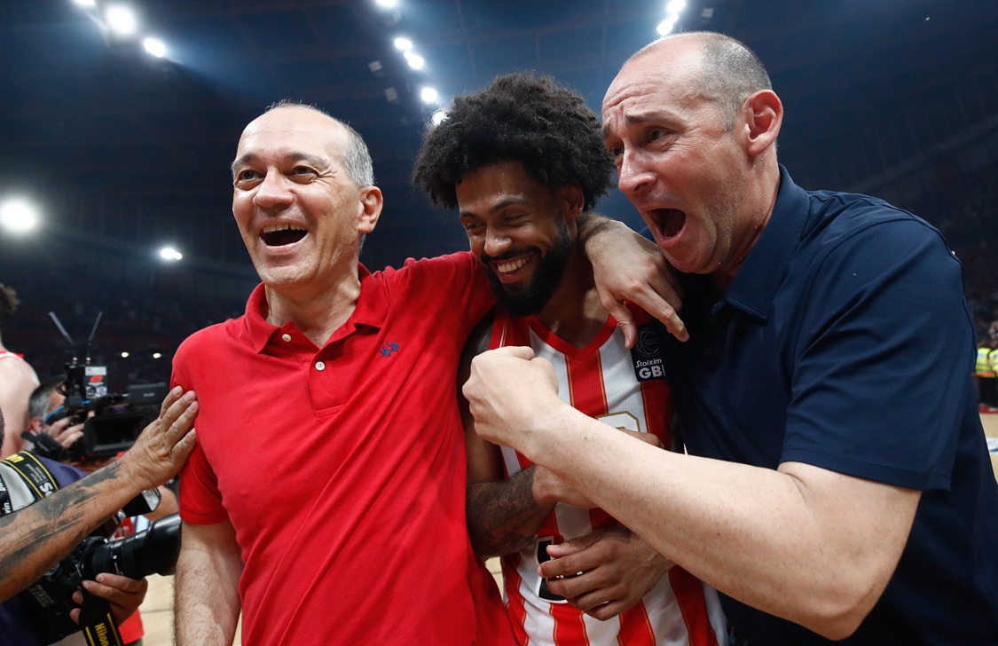 Αγγελόπουλοι στους παίκτες: «Πήραμε το πιο μάγκικο πρωτάθλημα της ...